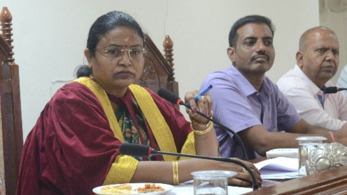 Agra News: आखिरकार सीएम की बैठक के बाद बैकफुट पर आईं भाजपा मेयर, भ्रष्टाचार के आरोपी को ओएसडी से ...