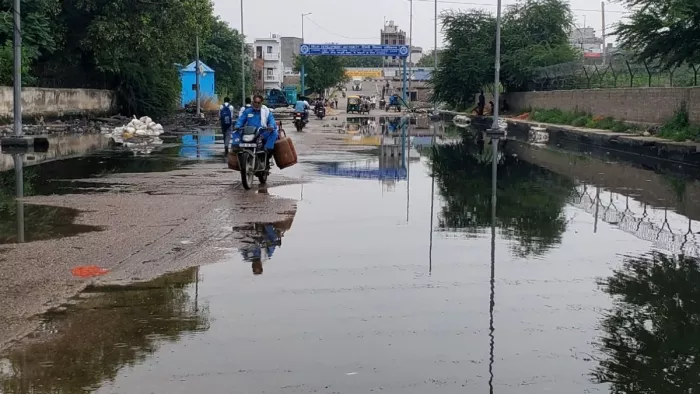 नींद से जागा सिंचाई विभाग, अब बनाया अस्थायी नाला; खजूरी थाने के आसपास ...