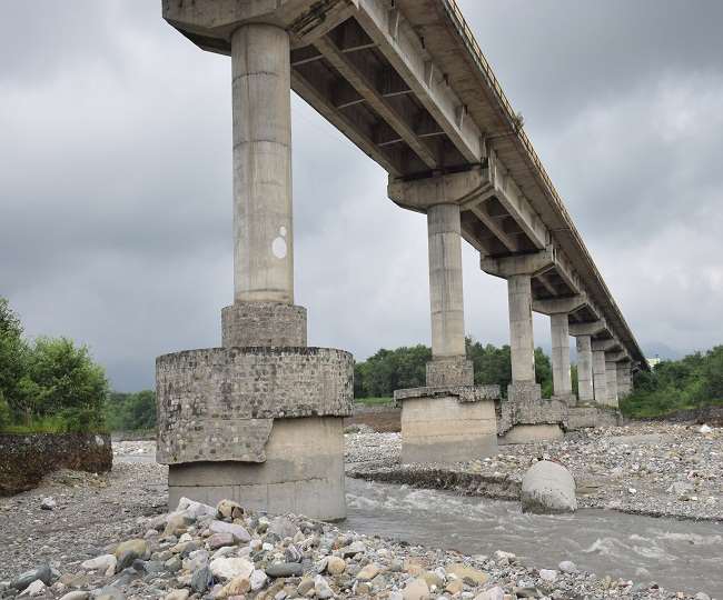 गौला पुल को भी खतरा, पिलर्स की सुरक्षा दीवारें बही, पीडब्‍ल्‍यूडी ने ...