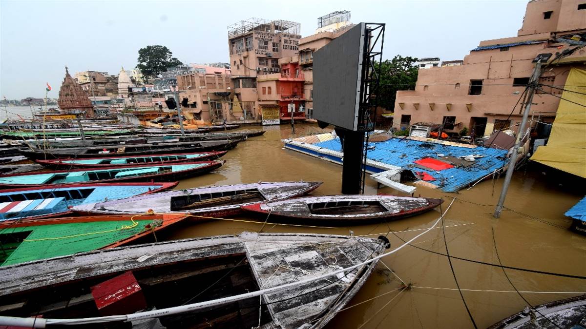 Flood in Varanasi : 22 घंटे की स्थिरता के बाद गंगा के जल में घटाव शुरू ...