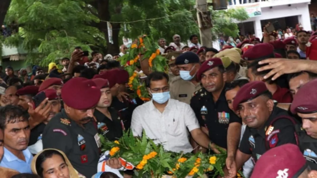 Hathras: साहसी कमांडो को सैन्य सम्मान के साथ अंतिम विदाई, युद्ध अभ्यास ...