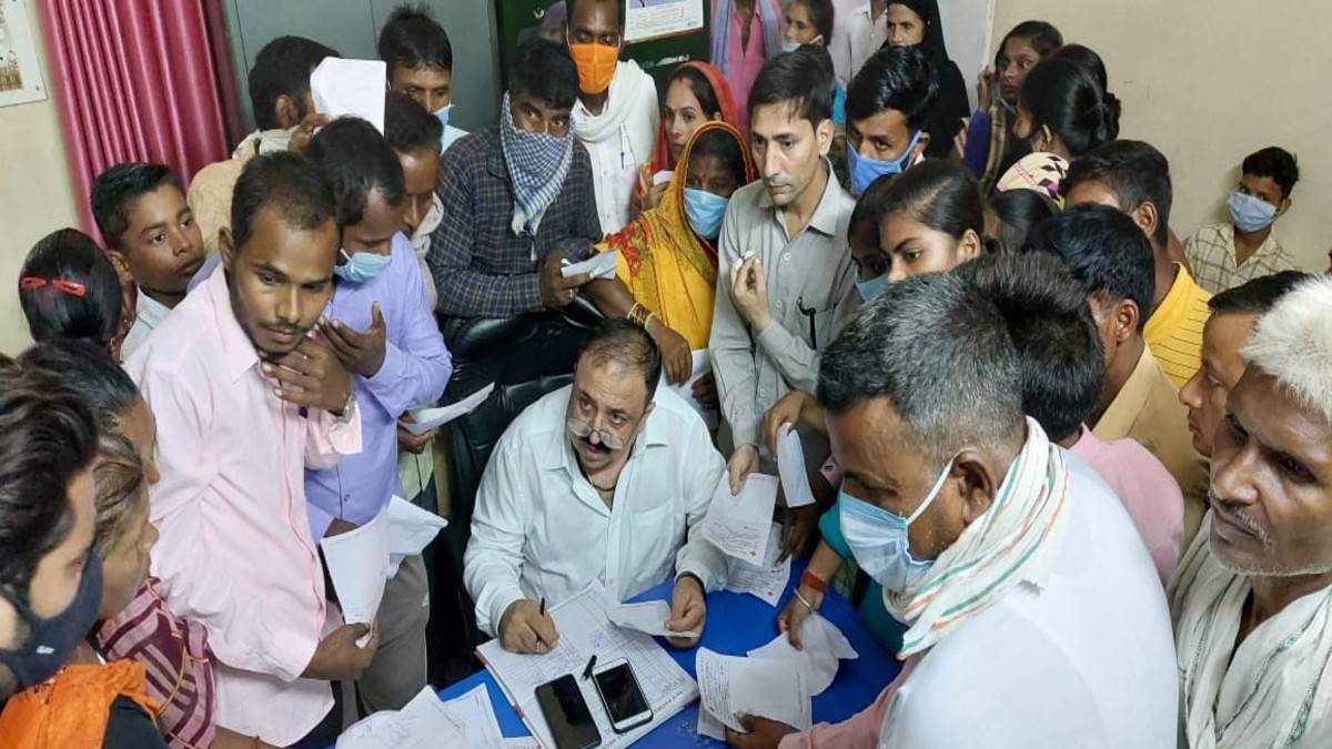 Pilibhit District Hospital में CMO का छापा, स्ट्रेचर पर लेटे राेगी से ...