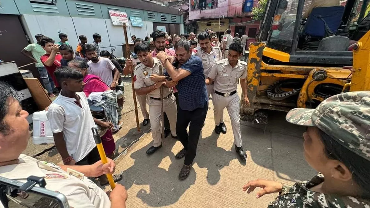 Delhi Demolition Drive: ओखला में झुग्गियों पर चला बुलडोजर, तोड़फोड़ का ...