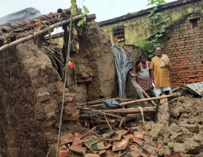 बारिश के कहीं गिर रहे घर तो कहीं ध्वस्त हो रही पुलिया - The houses ...