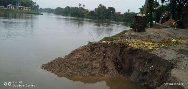 दाहा नदी के कटाव से जिगना नारापट्टी गांव में दहशत का माहौल - daha river ...