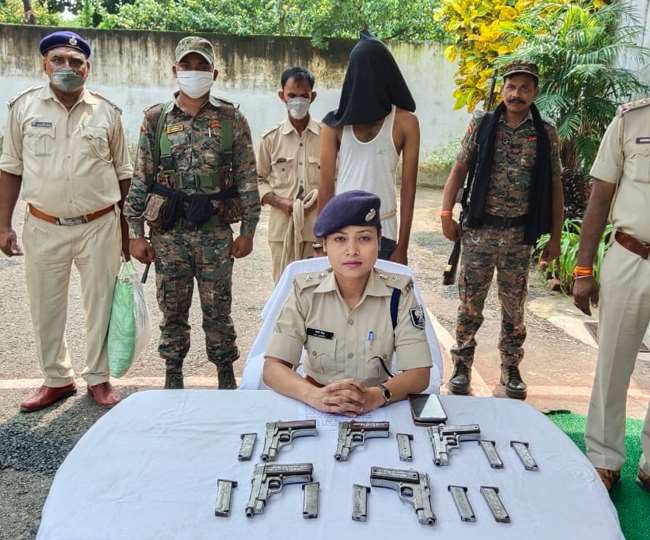 Weapon smuggler हथियार तस्कर गिरफ्तार पांच पिस्टल और 10 मैगजीन बरामद ...