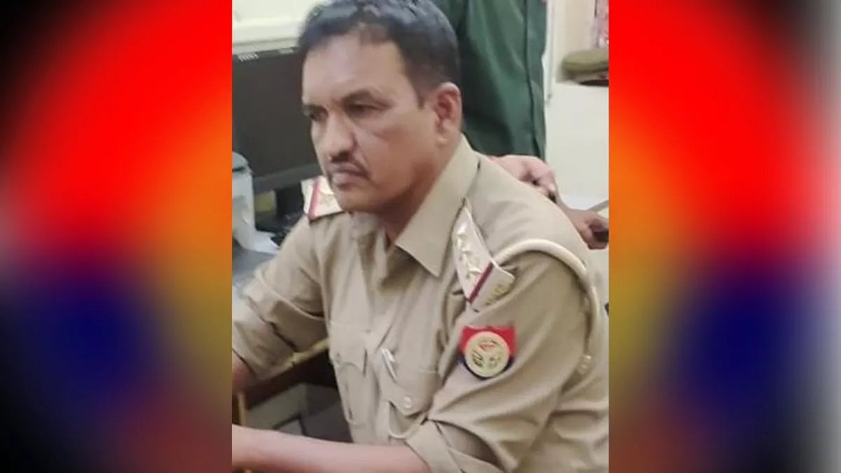 Lucknow: वर्दी में घूम रहा था 10वीं फेल फर्जी इंस्पेक्टर, लड़क‍ियों की ...
