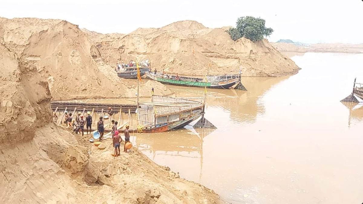 सोन नदी से 'सोना' निकालने का खेल फिर शुरू, शाम ढलते ही गुलजार होता है ...