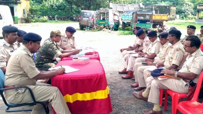 पुलिस अधिकारियों को बताया आइइडी बम से बचाव का तरीका - police gave the ...