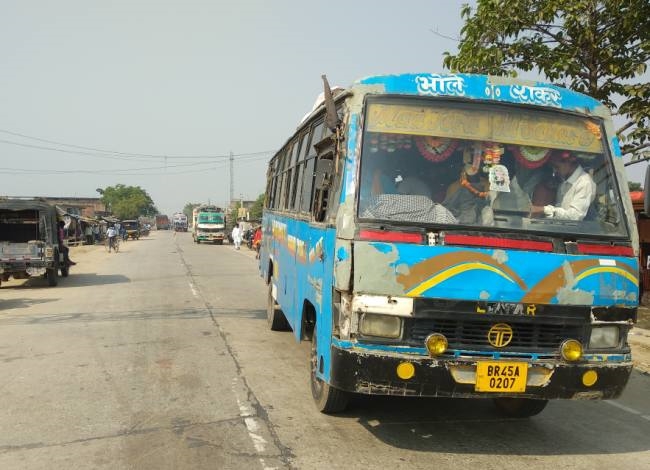 बिहार की खटारा बसों से यात्रा करना मजबूरी - It is compulsory to travel ...