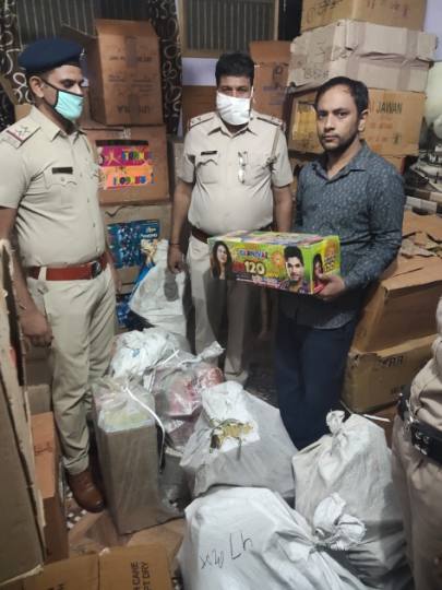 फैक्ट्रियों से लाकर धीरे-धीरे कर लगा रहा था पटाखों का स्टाक - Firing ...