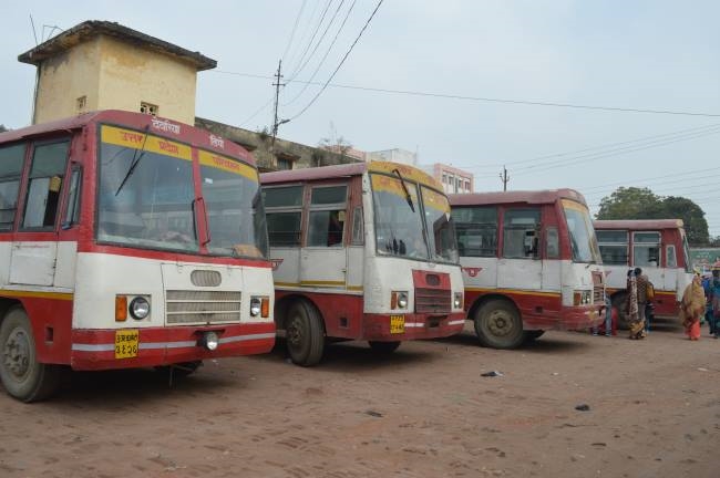 खटारा बसों से ढोए जा रहे यात्री - Passengers being carried by Khatara ...