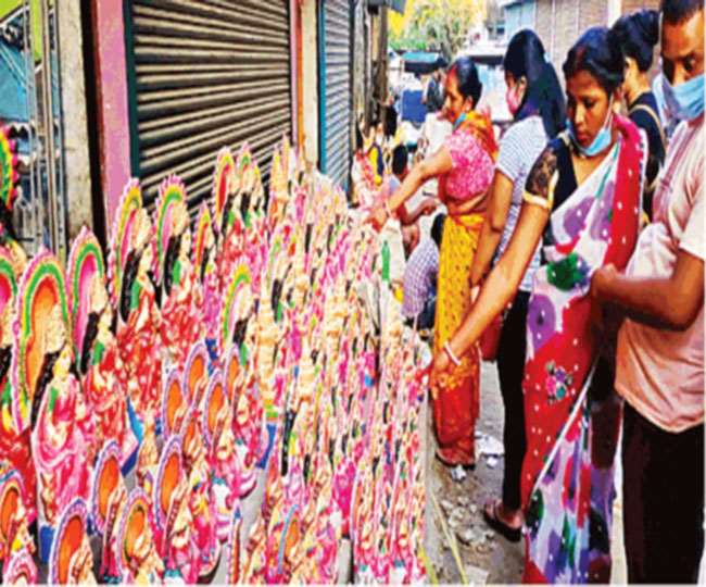 लक्खी पूजा आज बाजार में ईख नारियल सहित अन्य सामग्री की खरीदारों की दिखी ...