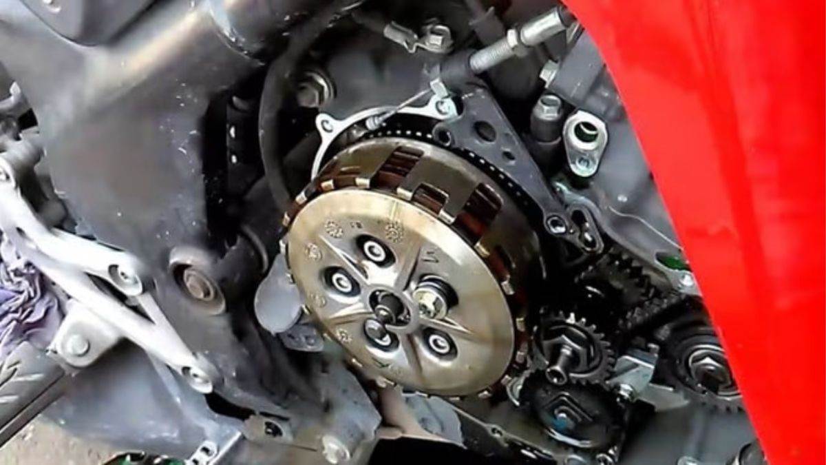 ये गलतियां बिगाड़ सकती हैं बाइक की सेहत, खराब हुआ ये पार्ट तो क्या ...