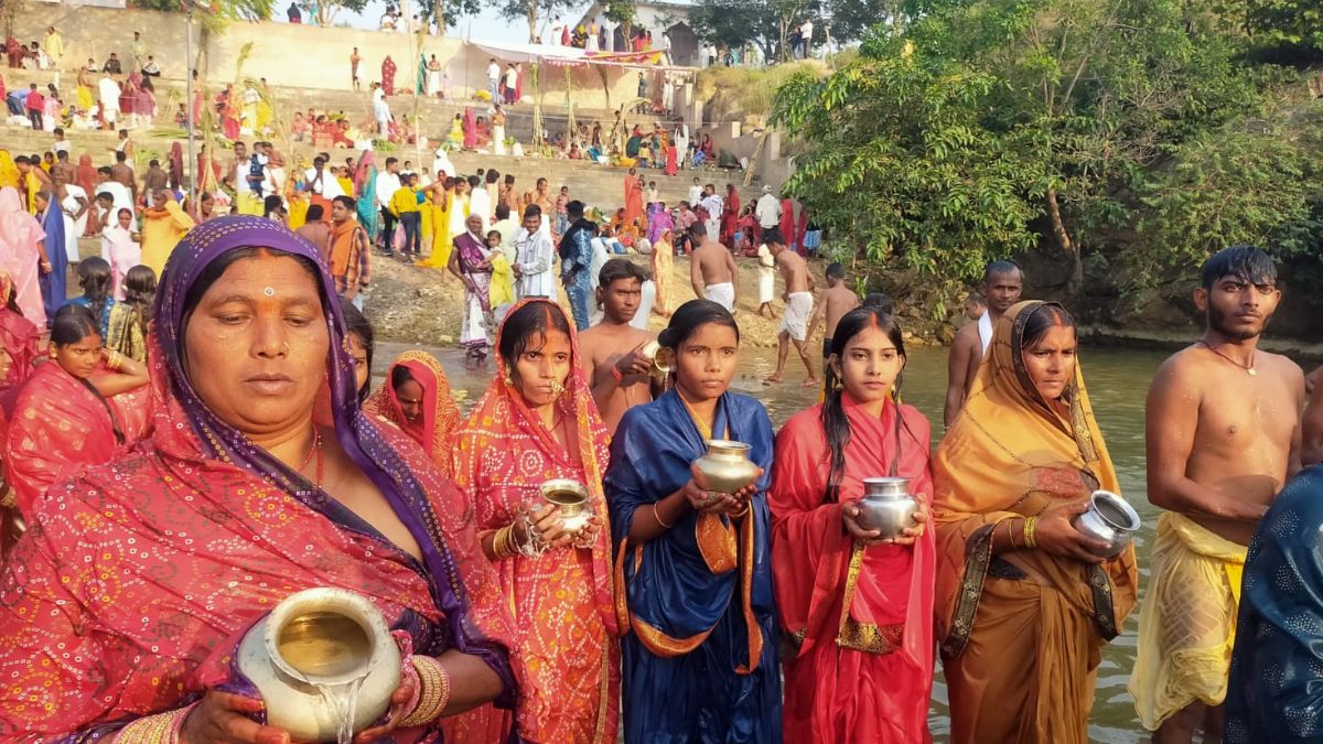 Chhath Puja 2022: गढ़वा में डंडा नदी व दानरो नदी तट पर भगवान सूर्य को ...