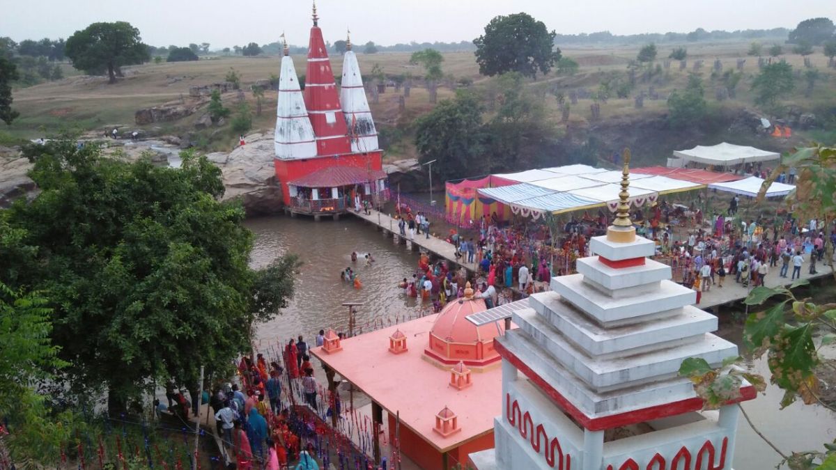 Chhath Puja 2022: गढ़वा में डंडा नदी व दानरो नदी तट पर भगवान सूर्य को ...