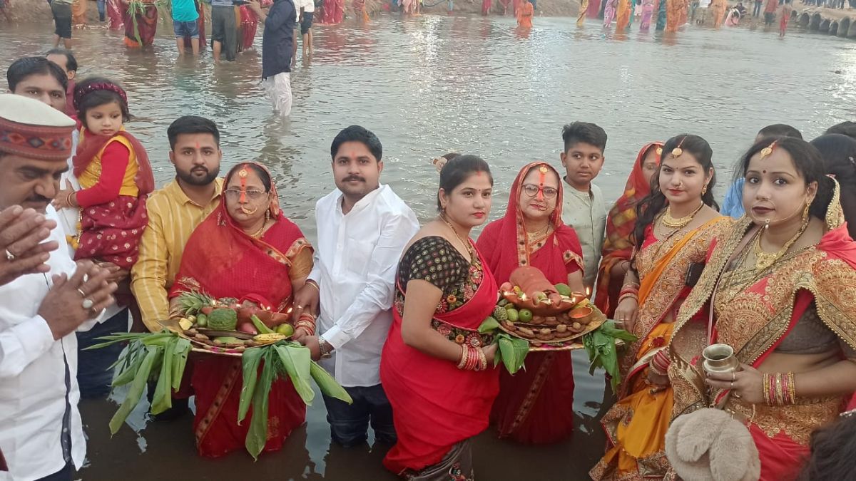 Chhath Puja 2022: गढ़वा में डंडा नदी व दानरो नदी तट पर भगवान सूर्य को ...