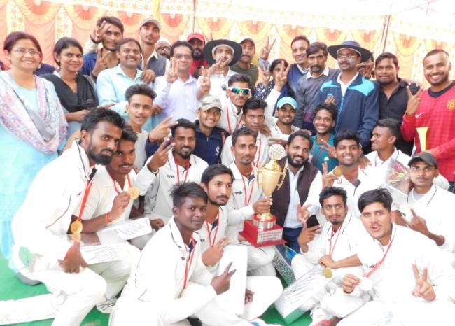 विद्यापीठ को हरा केएनपीजी कॉलेज बना चैंपियन - KNPG college defeated ...