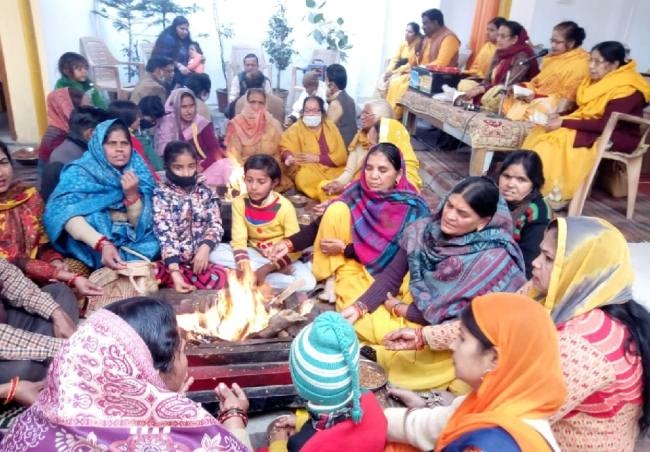 कार्तिक पूर्णिमा पर्व पर पांच कुंडीय यज्ञ में दी आहुति - The sacrifice ...