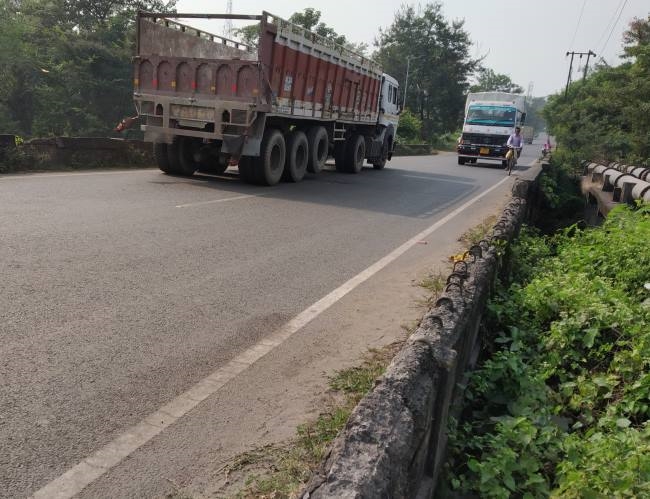 चासनाला कल्याणेश्वरी मंदिर के पास बना पुल हुआ जर्जर, बनी रहती है ...