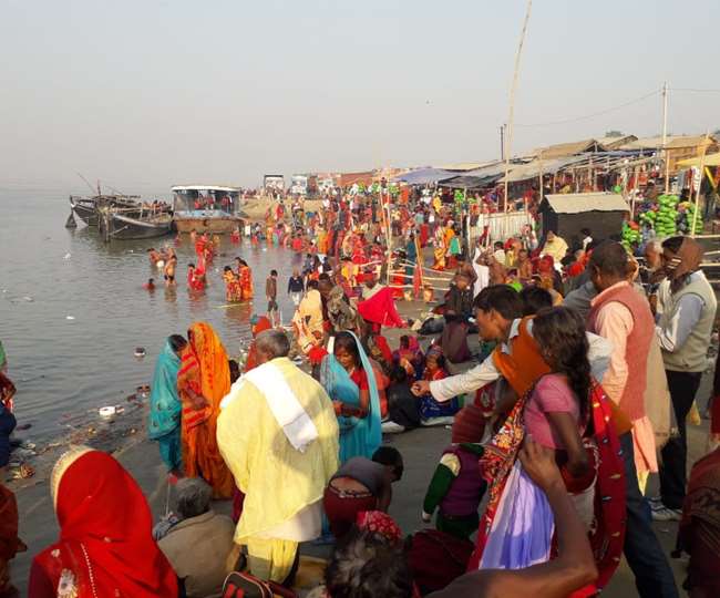 Katihar : अव्यवस्था के बीच मनिहारी घाट पर लगी आस्था की डुबकी, व्यवस्था ...