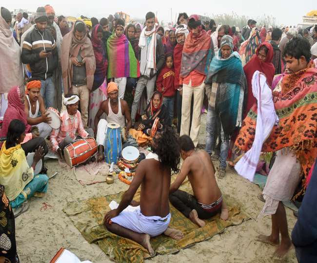 पटना में कार्तिक पूर्णिमा पर गंगा घाटों पर हुई भूत खेली पूजा, जानें ...