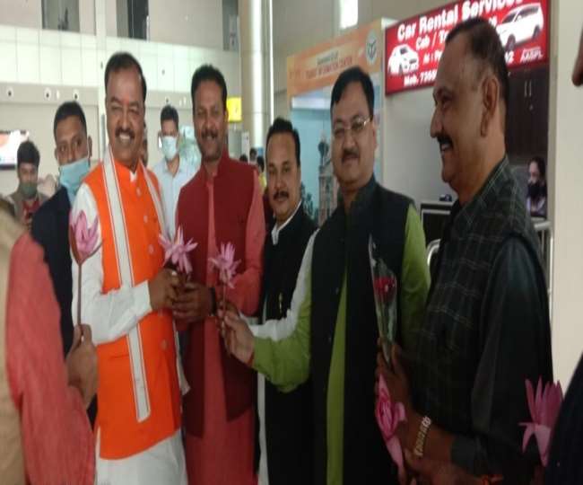 UP Assembly Election 2022 गुरुओं को साधने प्रयागराज पहुंचे डिप्टी सीएम ...