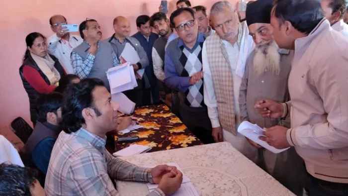 शामली के डीएम अरविंद चौहान ने लगाई फटकार, शाैचालय के केयरटेकर ने बताई पांच महीने से वेतन न मिलने ...