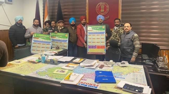 डीसी दफ्तर कर्मचारी यूनियन का कैलेंडर जारी - DC office workers union ...