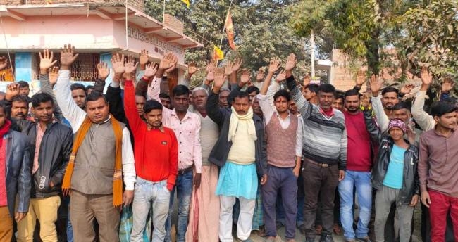 गोपालगंज के मीरगंज नप के दायरे में आए गांव के ग्रामीण उतरे सड़क पर ...