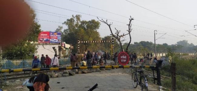पठानकोट रोड पर रेलवे फाटक बंद होने के कारण लोग हुए परेशान - Due to ...