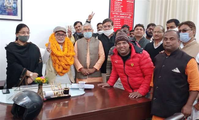 वाराणसी नगर निगम : महापौर मृदुला जायसवाल के निर्णायक मत से नरसिंह दास ...