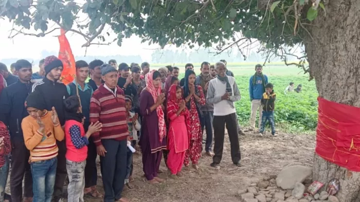 Badaun News: प्राचीन मंदिर के अवशेष मिलने से ग्रामीणों में खुशी, पूजा ...