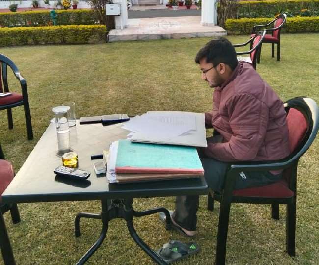 भागलपुर डीएम सुब्रत कुमार सेन ने ट्वीटर पर शेयर की सन वाले संडे की तस् ...