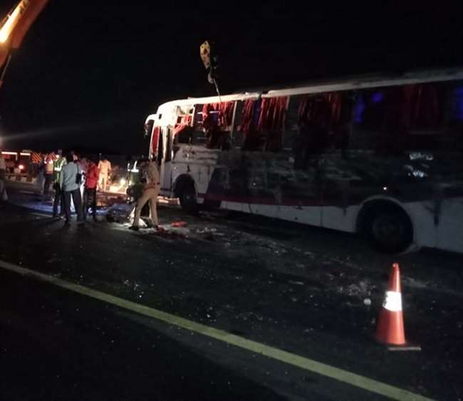 Agra Lucknow Expressway Accident: कन्नौज में स्लीपर बस पलटने से 30 ...