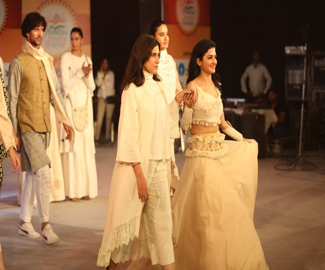 Ghaziabad News: रैंप वाक करती दिखीं गाजियाबाद की एडीएम ऋतु सुहास, पति ...