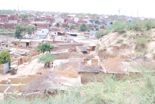 खाई में अतिक्रमण से किला परिसर की सुरक्षा को खतरा - Encroachment of the ...