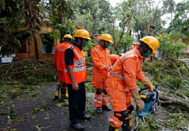 Cyclone Amphan एम्फन चक्रवात के 10 दिन बाद भी बंगाल में राहत और बचाव ...