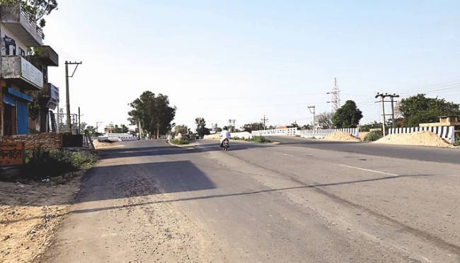 झांसा रोड पर सरस्वती नदी पर बने पुल को विभाग ने आवाजाही के लिए खोला ...