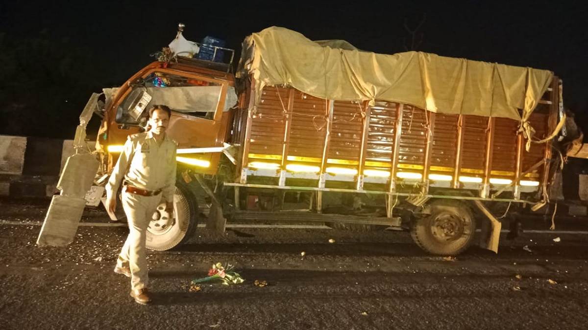 Kanpur News कानपुर में एलिवेटेड हाईवे पर तेज रफ्तार ट्रेलर ने मिनी