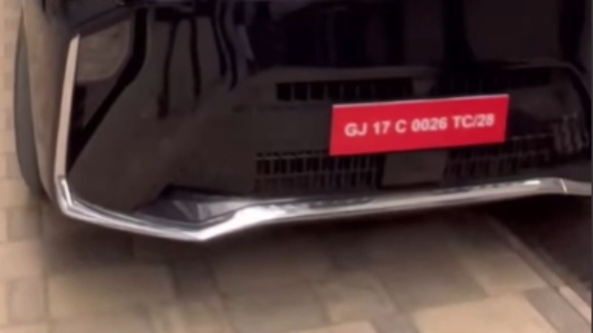 लॉन्च से पहले Aditya Roy Kapur इलेक्ट्रिक MPV MG M9 में स्पॉट हुए, सोशल ...