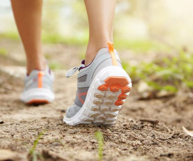 रोजाना 10,000 कदम चलने की फुर्सत नहीं? ट्राई करें Japanese Walking ...