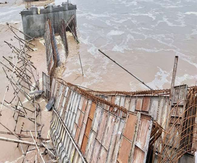 नीलांजन नदी की तेज धार बहा ले गई कोठवारा-बरिया पुल के तीन बीम, यहां ...