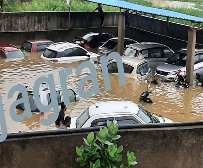 Rain in Ranchi भारी बारिश से रांची जलमग्‍न पानी में कारें समाई; जनजीवन ...