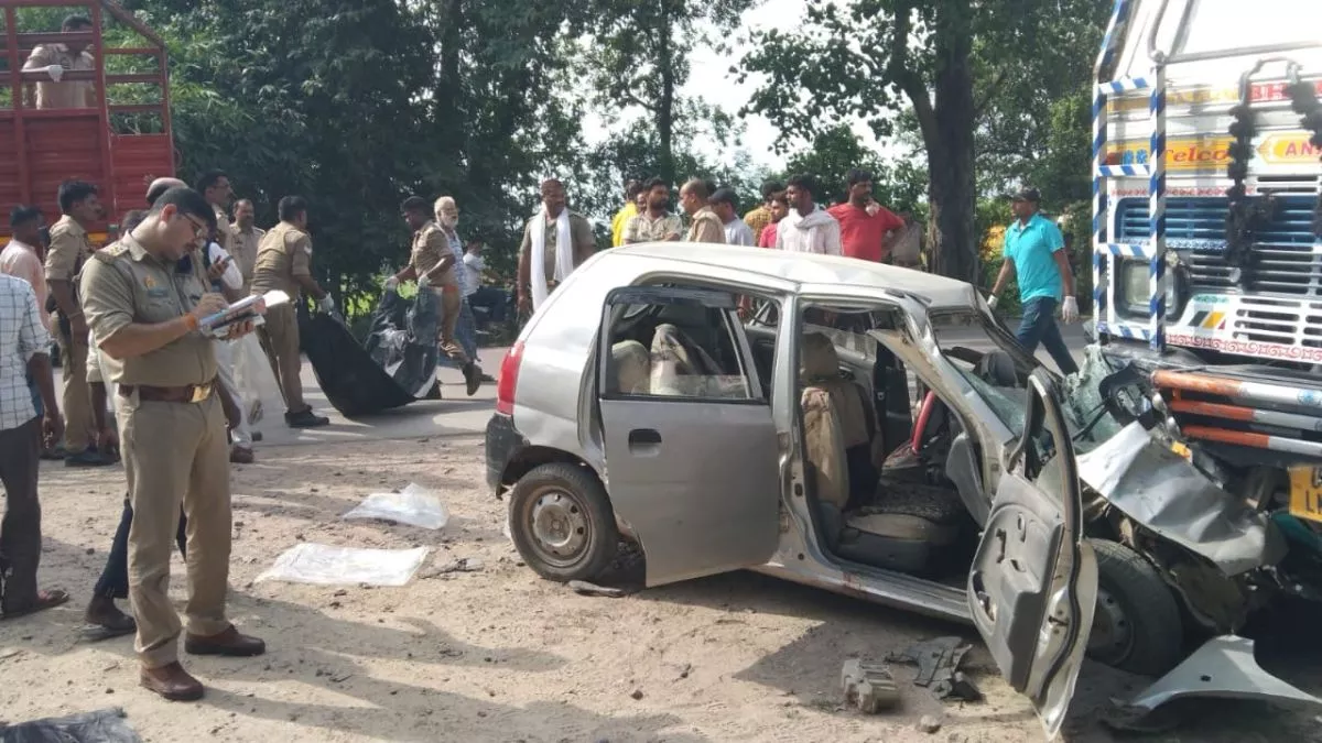 Road Accident फतेहपुर में भीषण सड़क हादसा ट्रक और कार की टक्कर 5