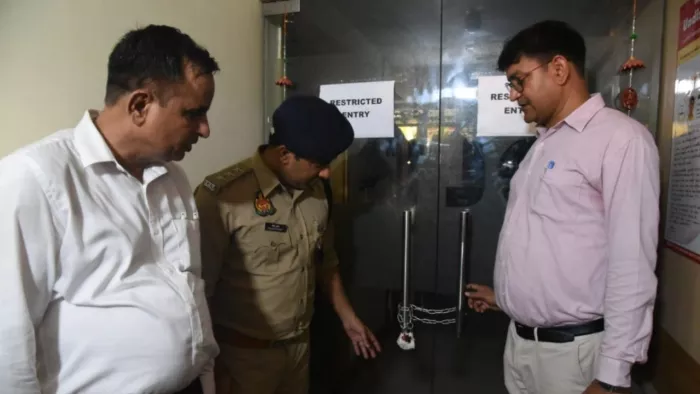 Rau Coaching Center Incident: नियमों का उल्लंघन करने पर चार कोचिंग ...