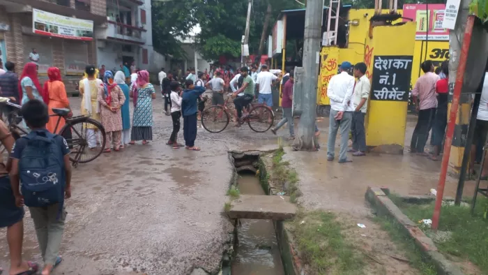 Delhi News: वसंत कुंज में एक बरसाती नाले में बहा बच्चा, चलाया जा रहा ...