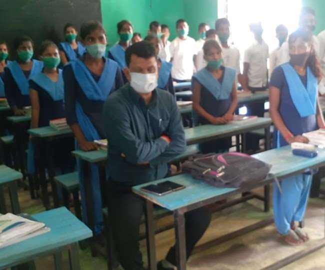 और जब मुंगेर डीएम नवीन कुमार ने स्टूडेंट बन अटेंड की क्लास, पहली बेंच ...