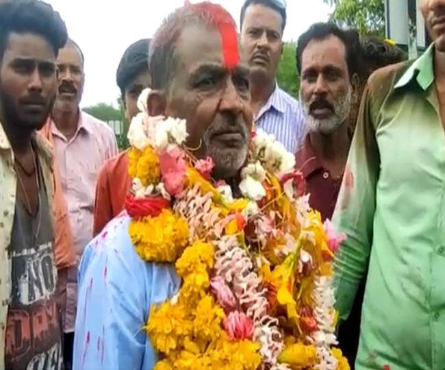 एमपी : पाकिस्तान की जेल से रिहा होकर 23 साल बाद भारत लौटे प्रहलाद सिंह ...
