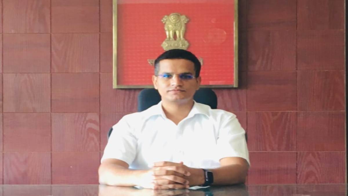 परिवार सेना में, बेटे ने सिविल सर्विस चुनी और सरकारी स्कूल के पढ़कर उत् ...